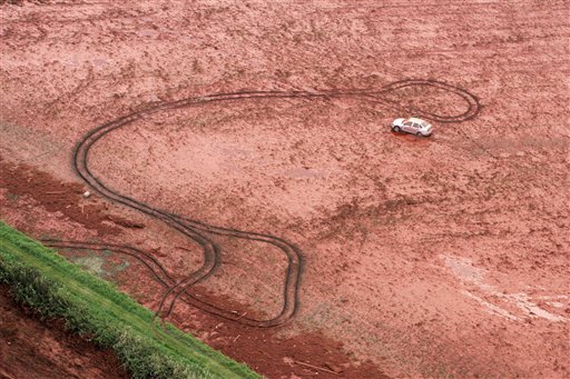 Crews struggle to clear toxic Hungary sludge flood
